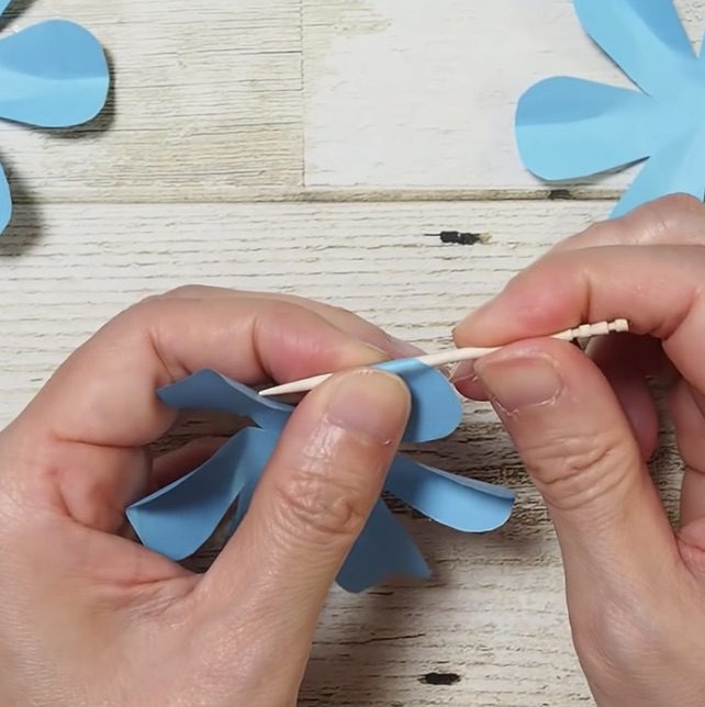 Woman uses post-it notes to make the most delicate paper roses