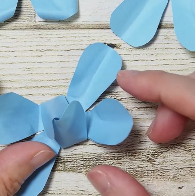 Woman uses post-it notes to make the most delicate paper roses