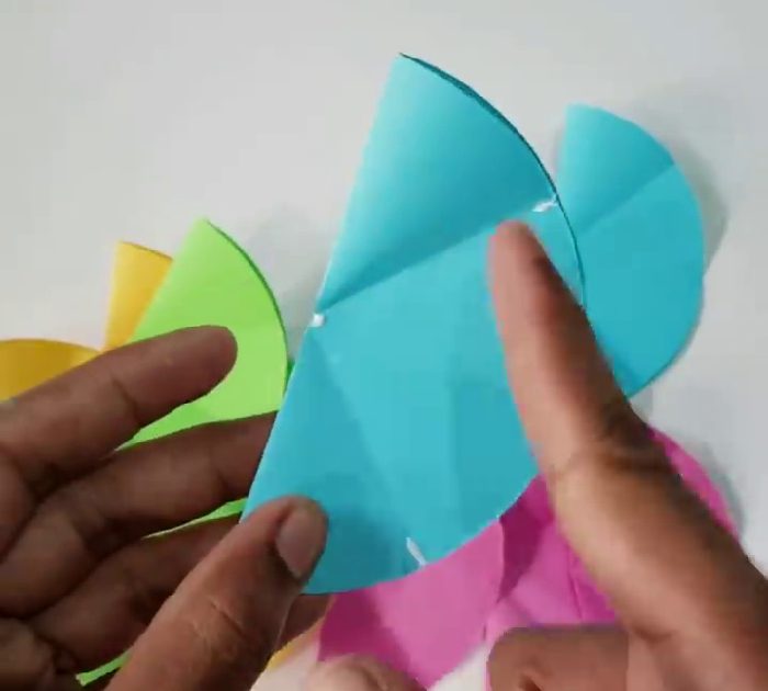 5 Fun and easy holiday decorations made with paper that the kids will love