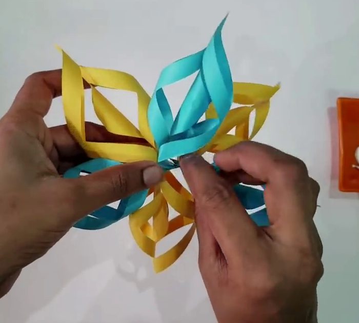 5 Fun and easy holiday decorations made with paper that the kids will love