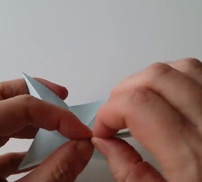 Make the cutest “one minute paper stars” for Christmas with lady’s ...