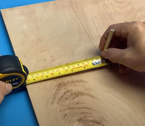 Man shows features of a tape measure even carpenters don’t know about