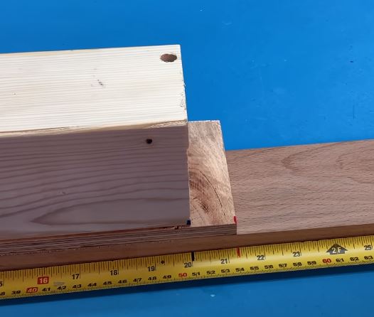 Man shows features of a tape measure even carpenters don’t know about