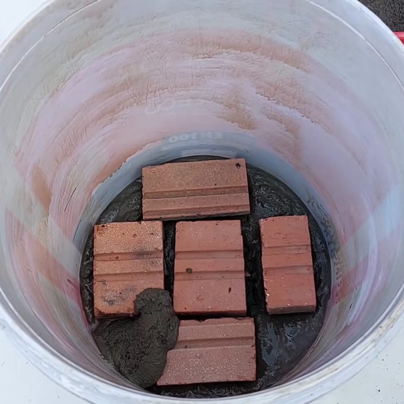 Man uses cement and two buckets to create smokeless outdoor stove