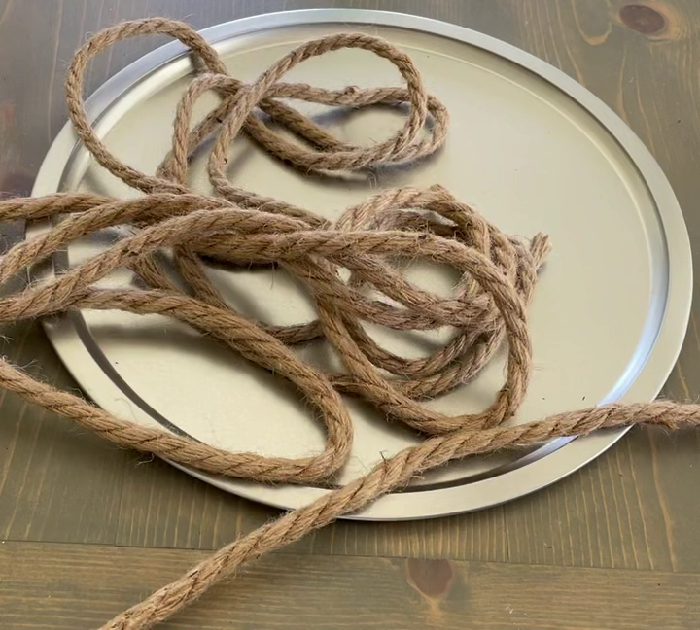 Using pizza pan, rope and shower hooks woman makes adorable centerpiece ...