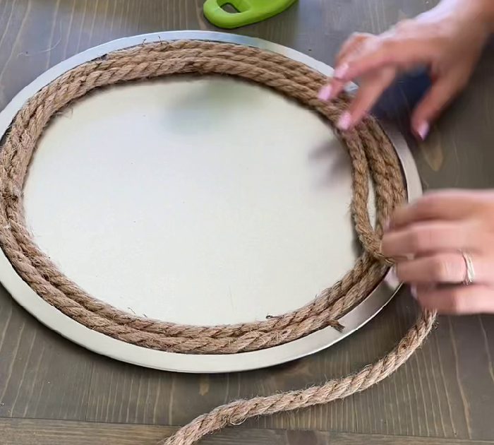 Using pizza pan, rope and shower hooks woman makes adorable centerpiece ...