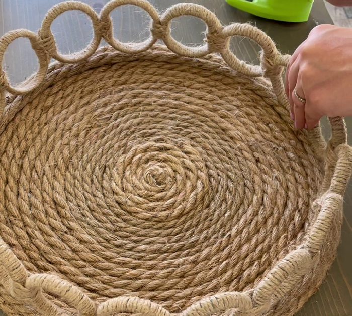 Using pizza pan, rope and shower hooks woman makes adorable centerpiece ...