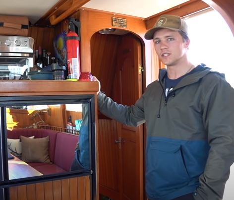 Young guy moves into a houseboat full time because it’s cheap and he ...