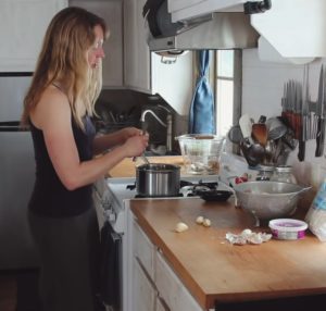 Woman shows us what it’s like to live off the grid in a tiny house ...