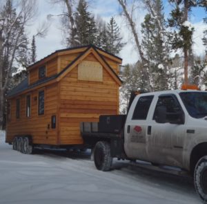 Woman shows us what it’s like to live off the grid in a tiny house ...