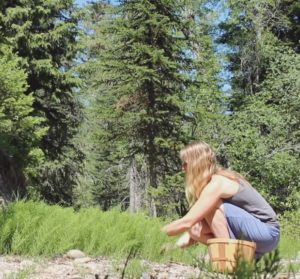 Woman shows us what it’s like to live off the grid in a tiny house ...