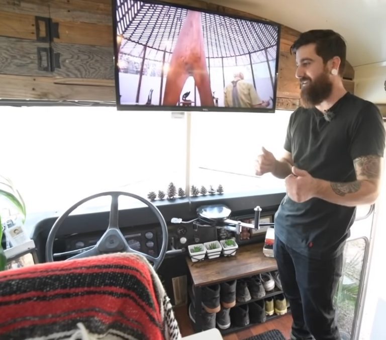 Guy living in a school bus puts a large chef-designed kitchen inside ...