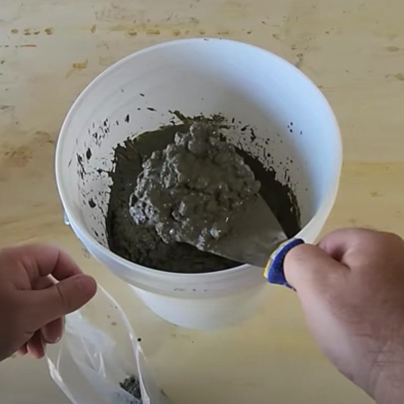 Man fills Ziploc bags with concrete and arranges them for brilliant ...