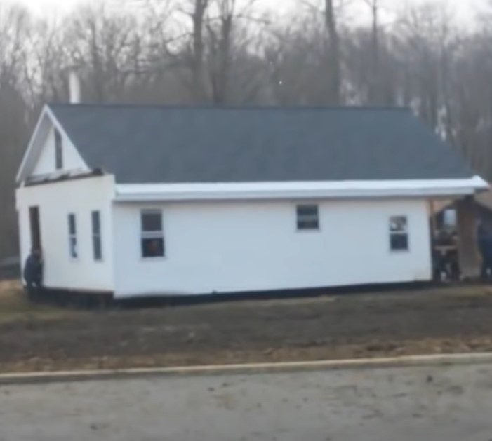 80 Amish people use their strength to lift house and move it to a ...