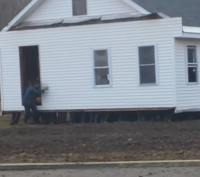 80 Amish people use their strength to lift house and move it to a ...