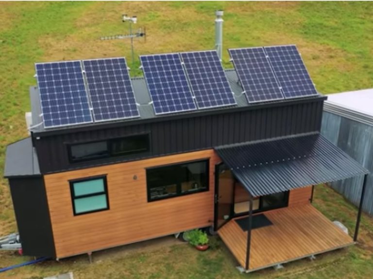 Man’s custom built off-the-grid tiny house puts genius design on full ...