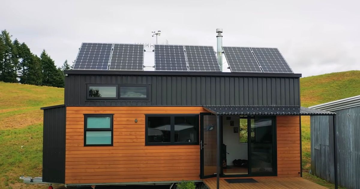 Man’s custom built off-the-grid tiny house puts genius design on full ...