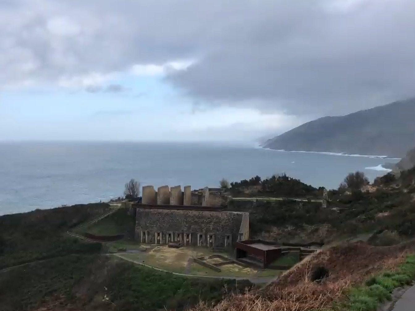 Man stacks three shipping containers without welding to create ...