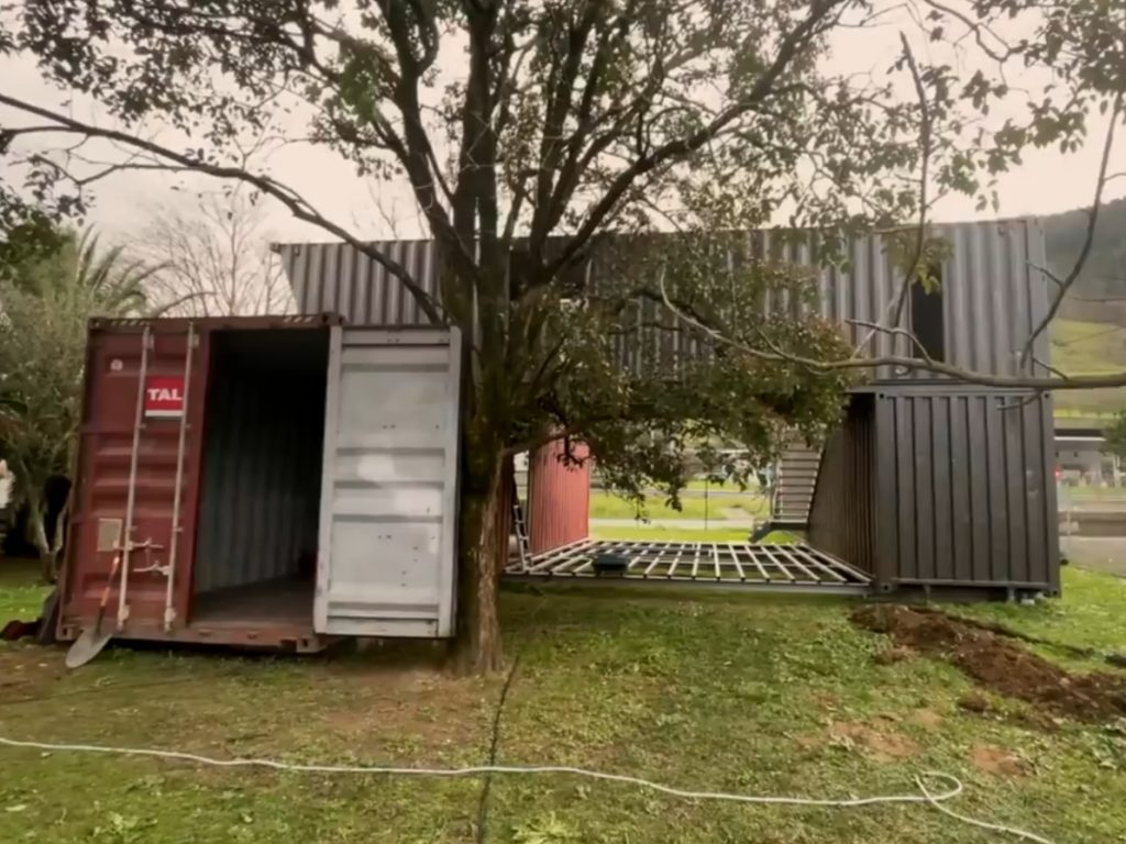 Man stacks three shipping containers without welding to create ...