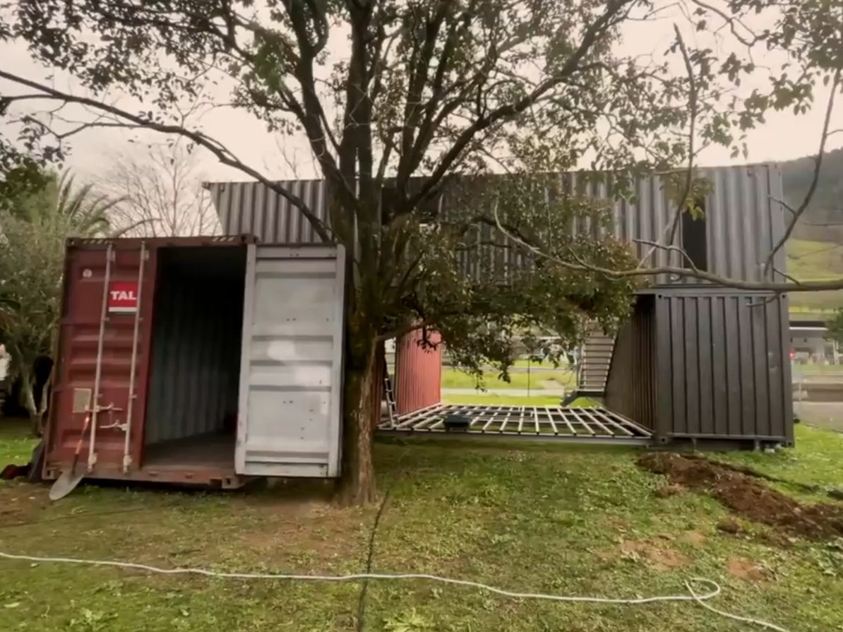 Man stacks three shipping containers without welding to create ...