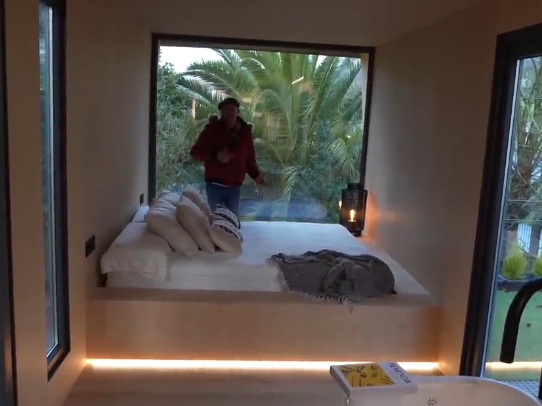 Man stacks three shipping containers without welding to create ...