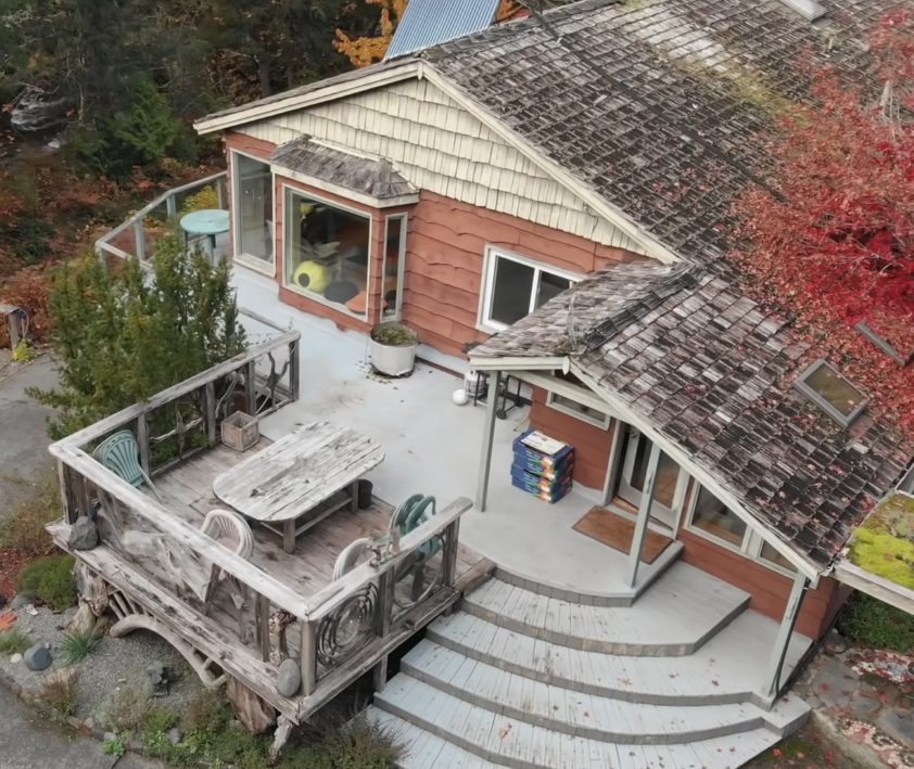 Man hand-builds custom home from completely natural materials