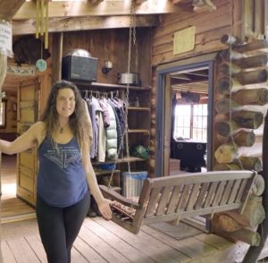 Woman gives tour of beautiful log tiny cabin she built herself on $5k ...