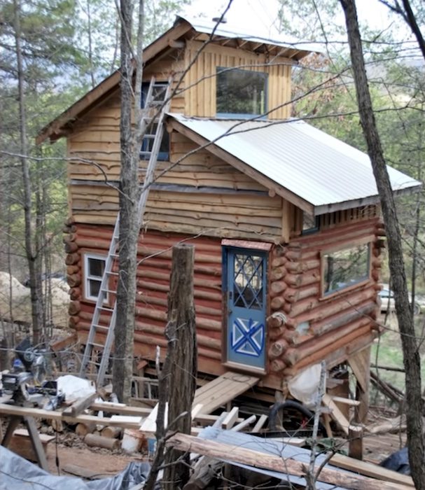 Woman gives tour of beautiful log tiny cabin she built herself on $5k ...