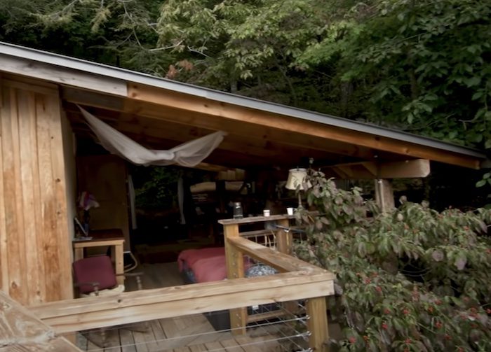 Woman gives tour of beautiful log tiny cabin she built herself on $5k ...