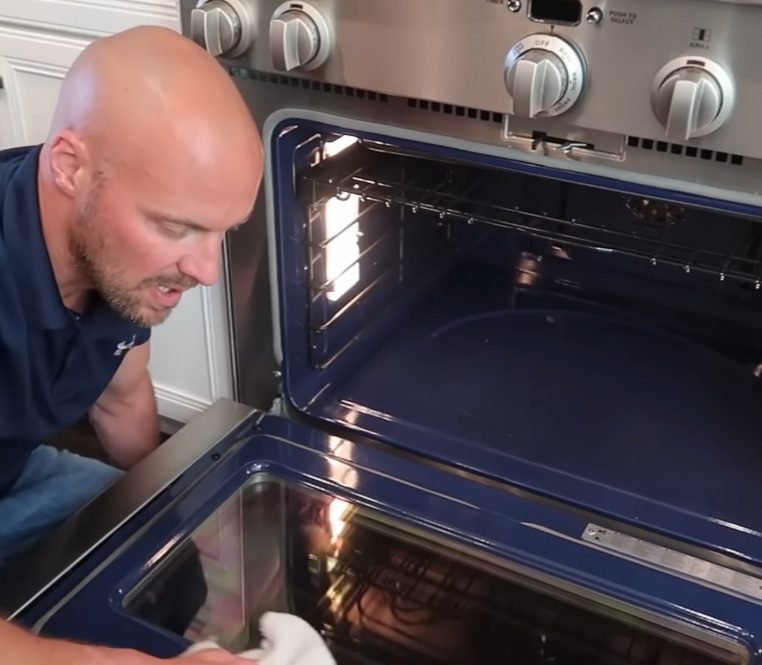 Man shows easy way to clean oven without harsh chemicals and it’s also ...