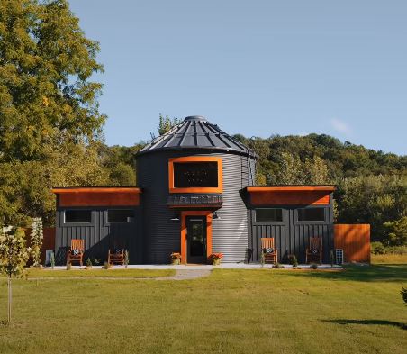 Owner turns a grain silo into an incredible tiny home then adds ‘wings ...