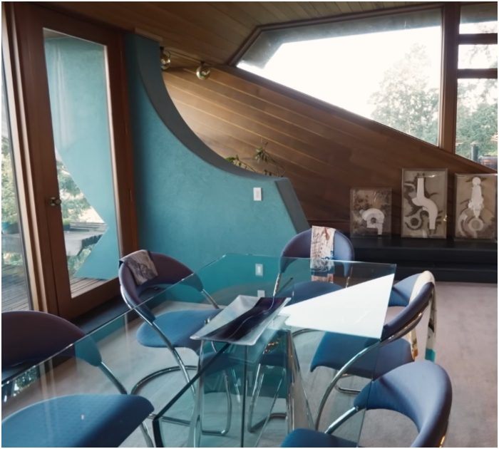 Architect gives tour of his “retro home” in the tree tops and it’s ...
