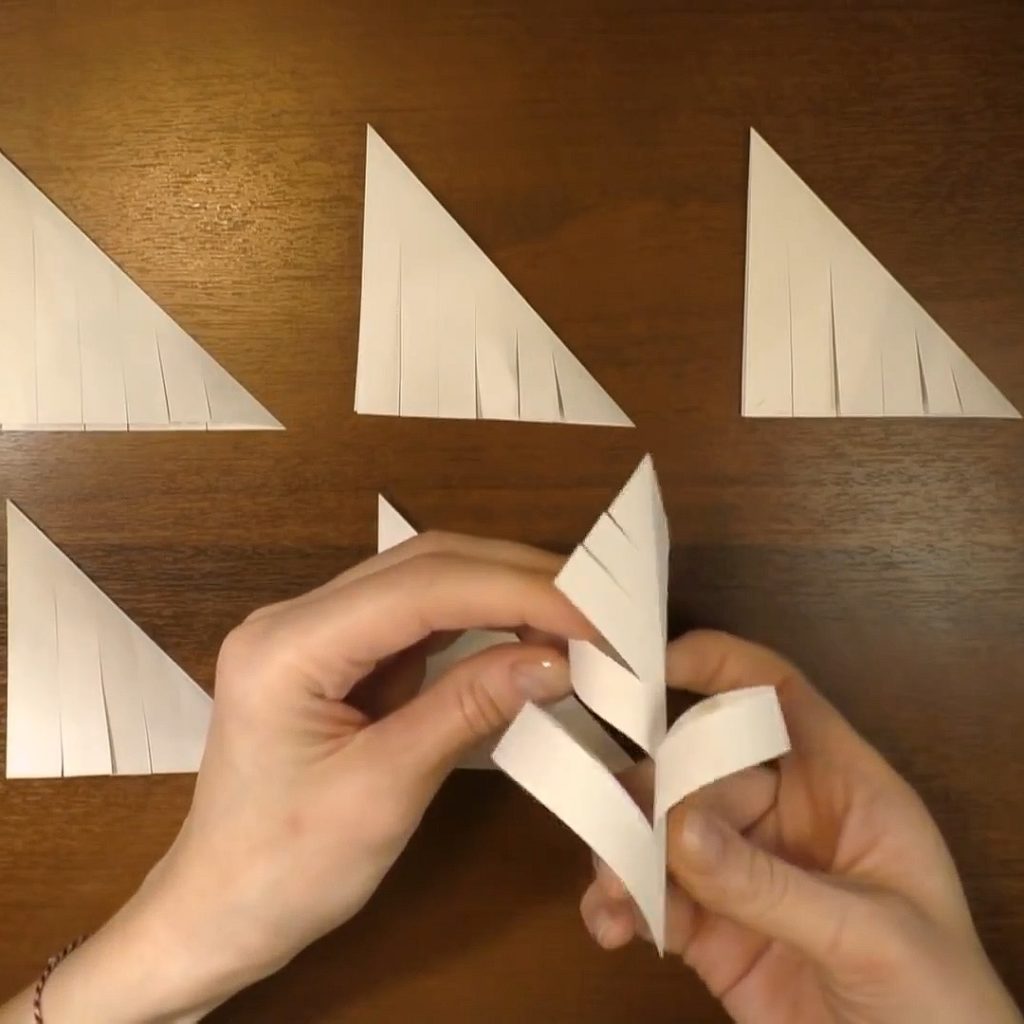 Origami artist shows 4 easy ways to make 3D paper snowflakes and gets ...
