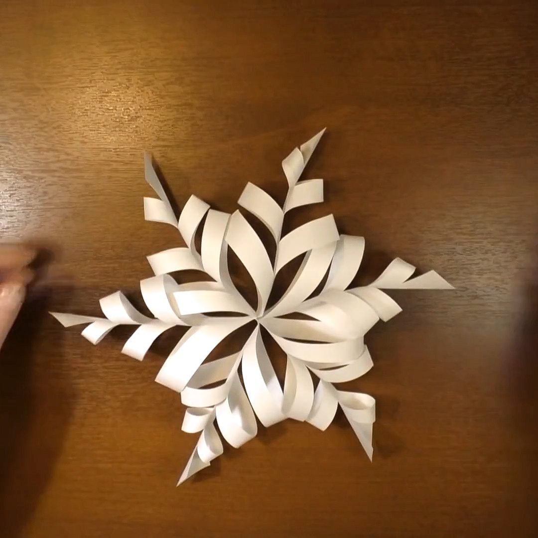 Origami artist shows 4 easy ways to make 3D paper snowflakes and gets ...