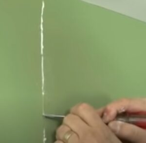 Handyman shows super simple way to fix wall cracks