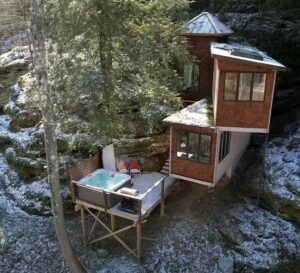 Couple juxtapose 3 shipping containers between two cliffs for ...