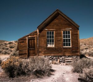 Man buys "crappiest" house he's ever seen, 7 yrs later his neighbors ...