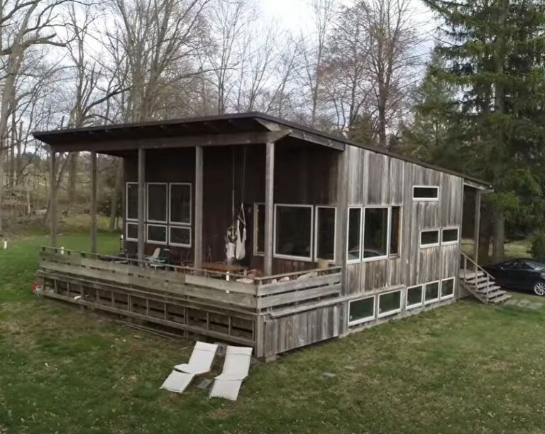 Man buys "crappiest" house he's ever seen, 7 yrs later his neighbors ...