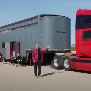 Retired couple builds ‘tiny home’ in 18-wheeler semi-truck and give ...