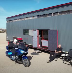 Retired couple builds ‘tiny home’ in 18-wheeler semi-truck and give ...