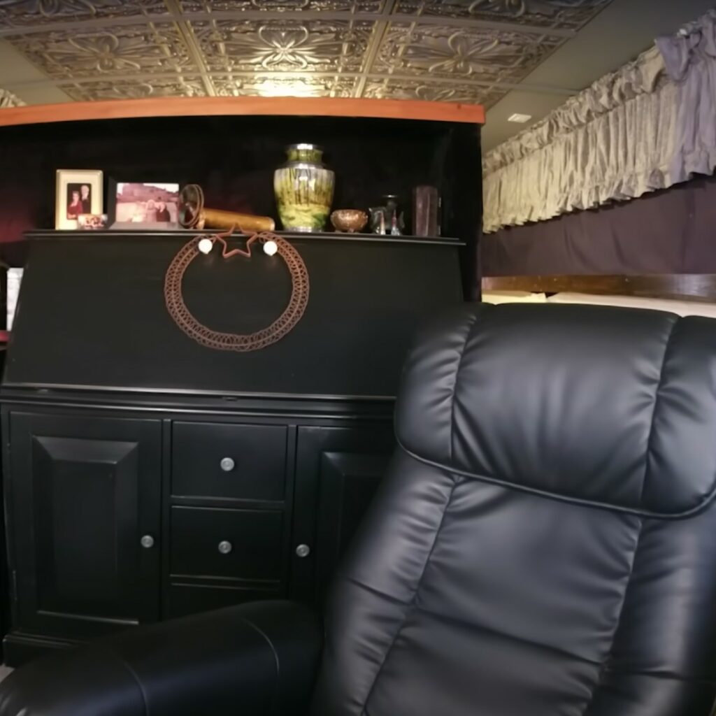 Retired couple builds ‘tiny home’ in 18-wheeler semi-truck and give ...