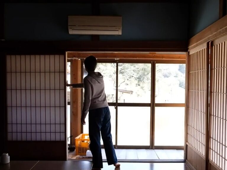 Couple moves into abandoned house in Japanese countryside and do ...