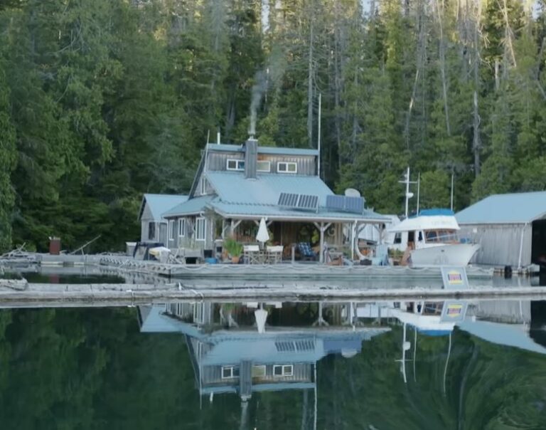 Man builds his own floating off-grid home and gives a peek at the ...
