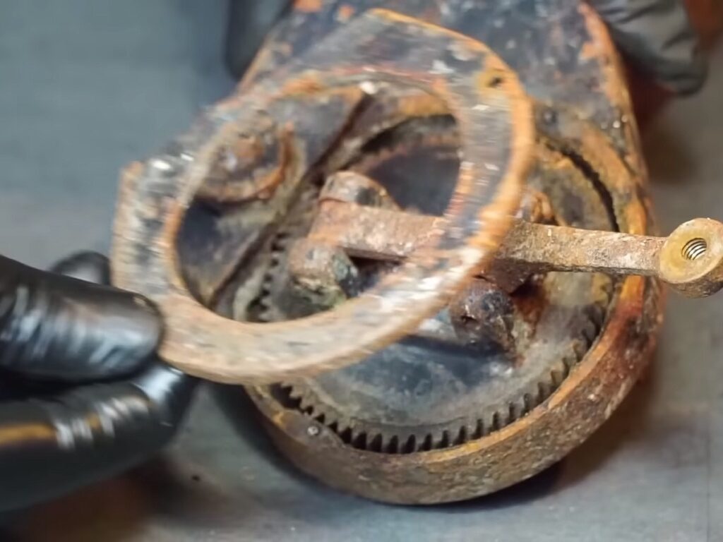 Man earns 11M views with incredible restoration of 1894 Swinger sewing ...