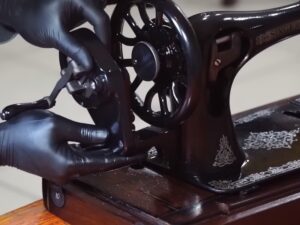 Man earns 11M views with incredible restoration of 1894 Swinger sewing ...