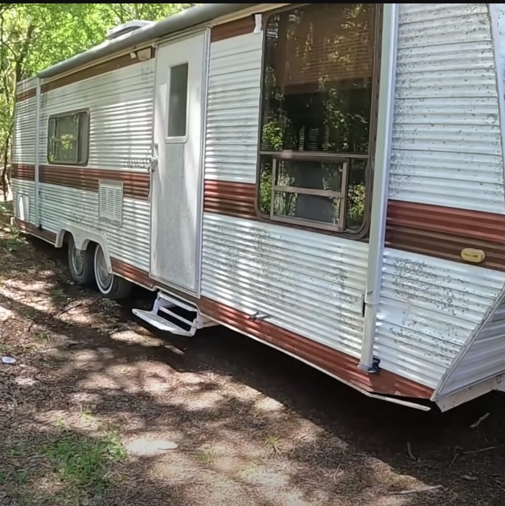 Homeless lady given free “ugly” abandoned trailer uses it to build a ...