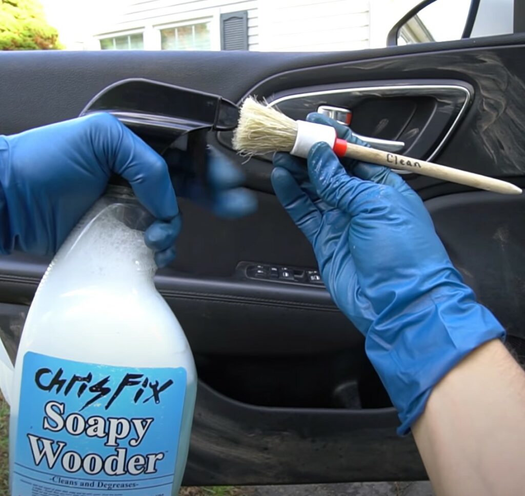 Young man shows how he “super cleans” his car door interior and video ...
