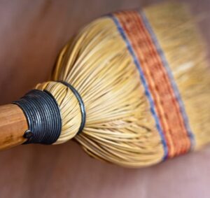 Woman puts bag over broom for a clever trick you’ll wish you learned a ...