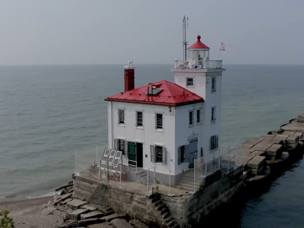 Woman shows how dumping $71K into an unused lighthouse can shift the ...