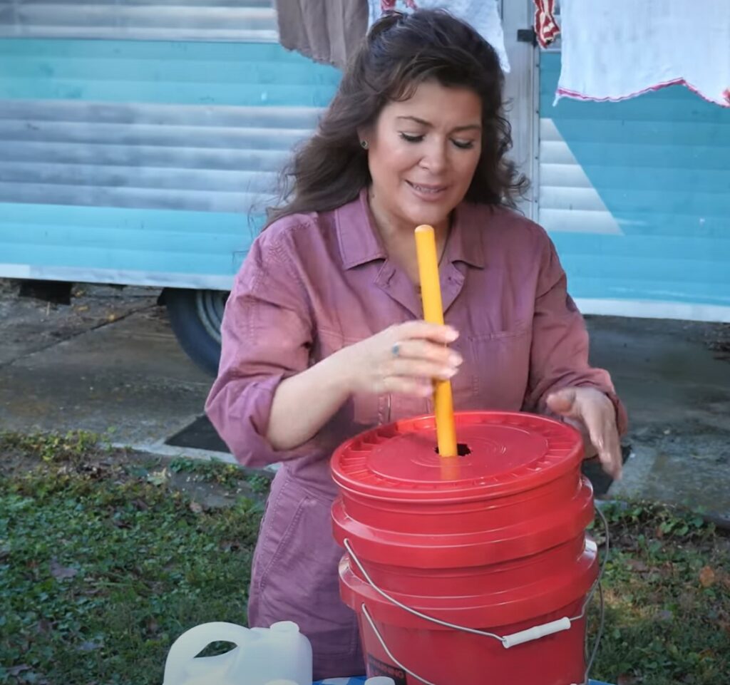 Woman shows how to wash clothes “by hand” the easy way with 2 buckets ...